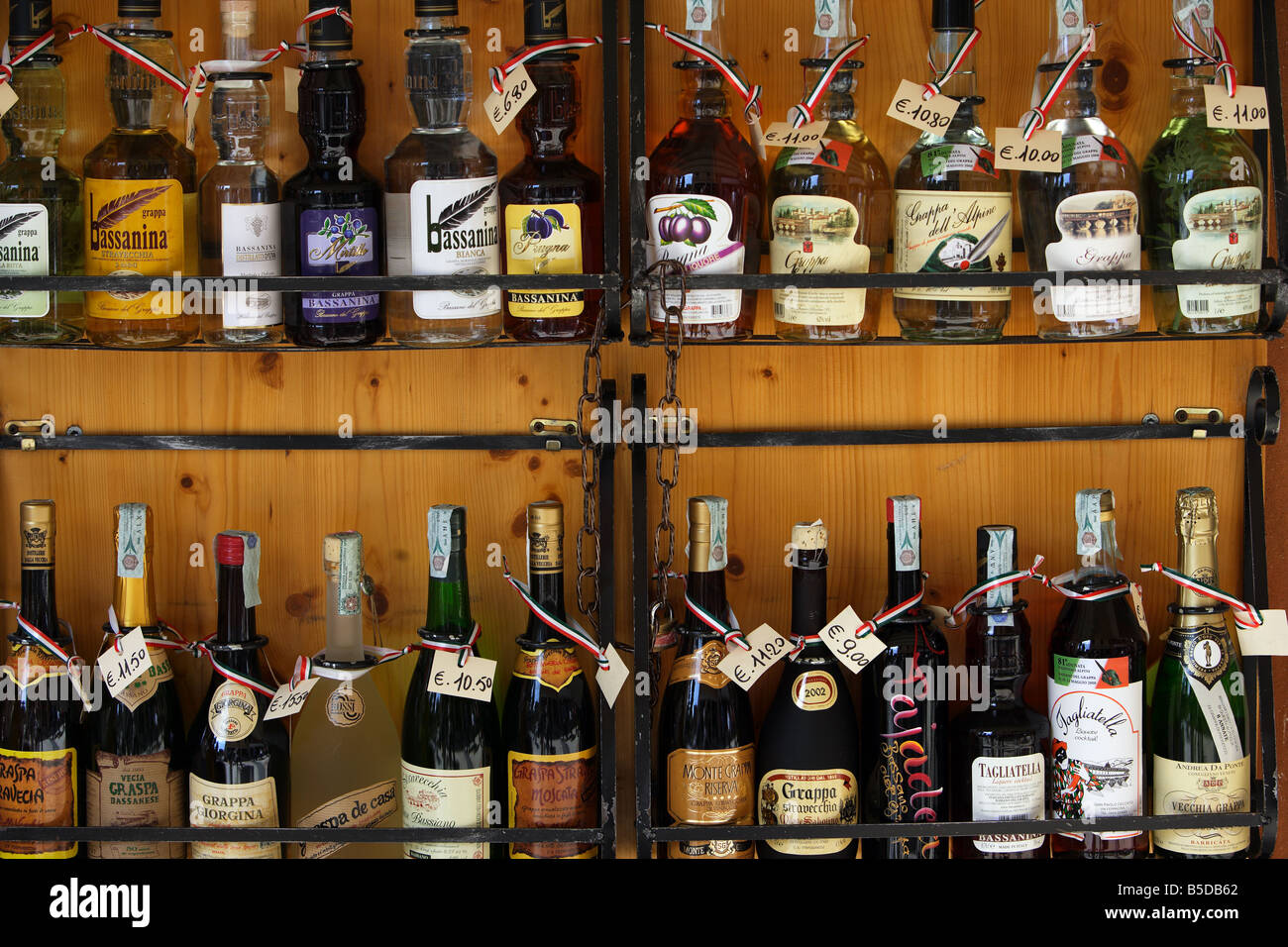 Grappa bottle -Fotos und -Bildmaterial in hoher Auflösung – Alamy