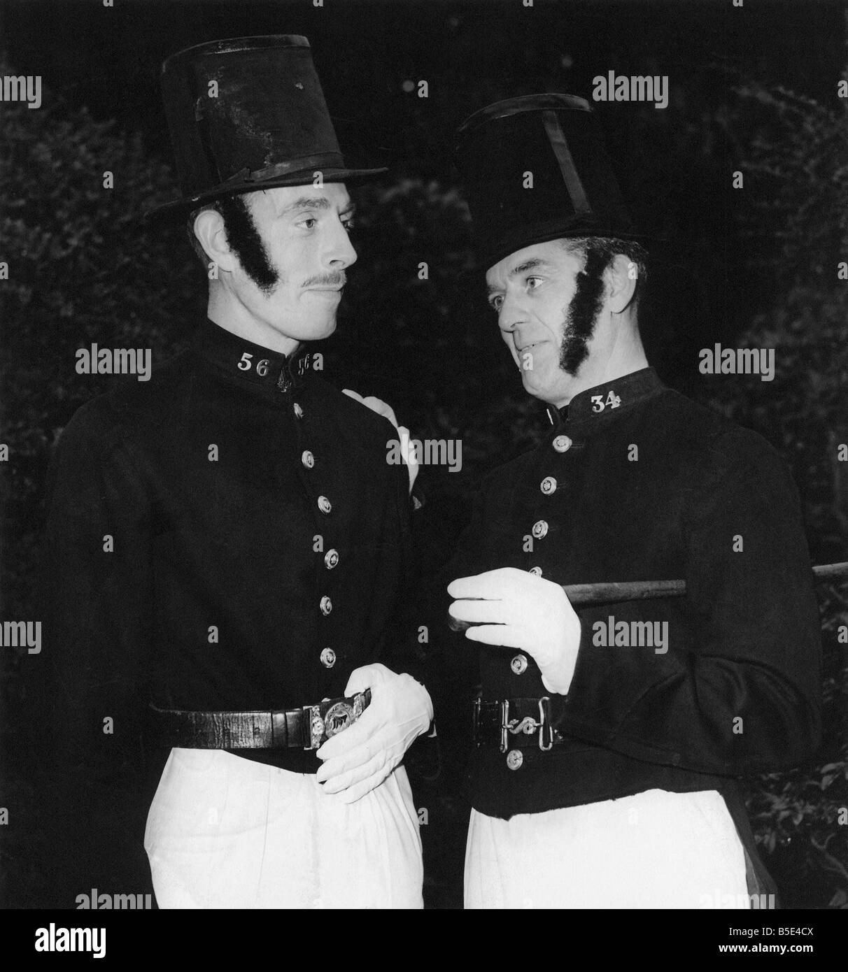 Die Uhr geht 100 Jahre zurück, wie die Polizeiuniformen der Polizisten ...