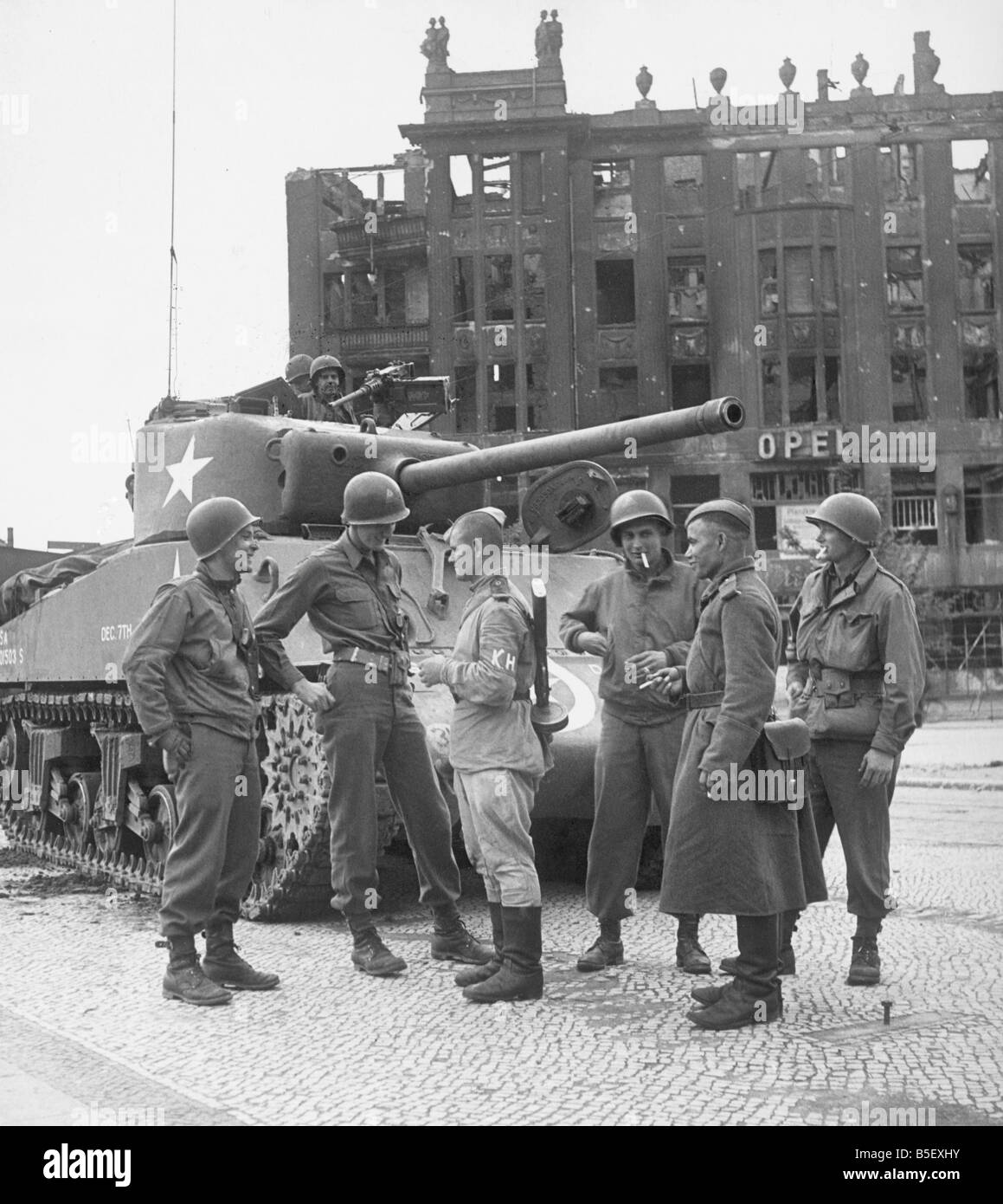 Zwei russische Soldaten im Gespräch mit US-Soldaten als die erste ...