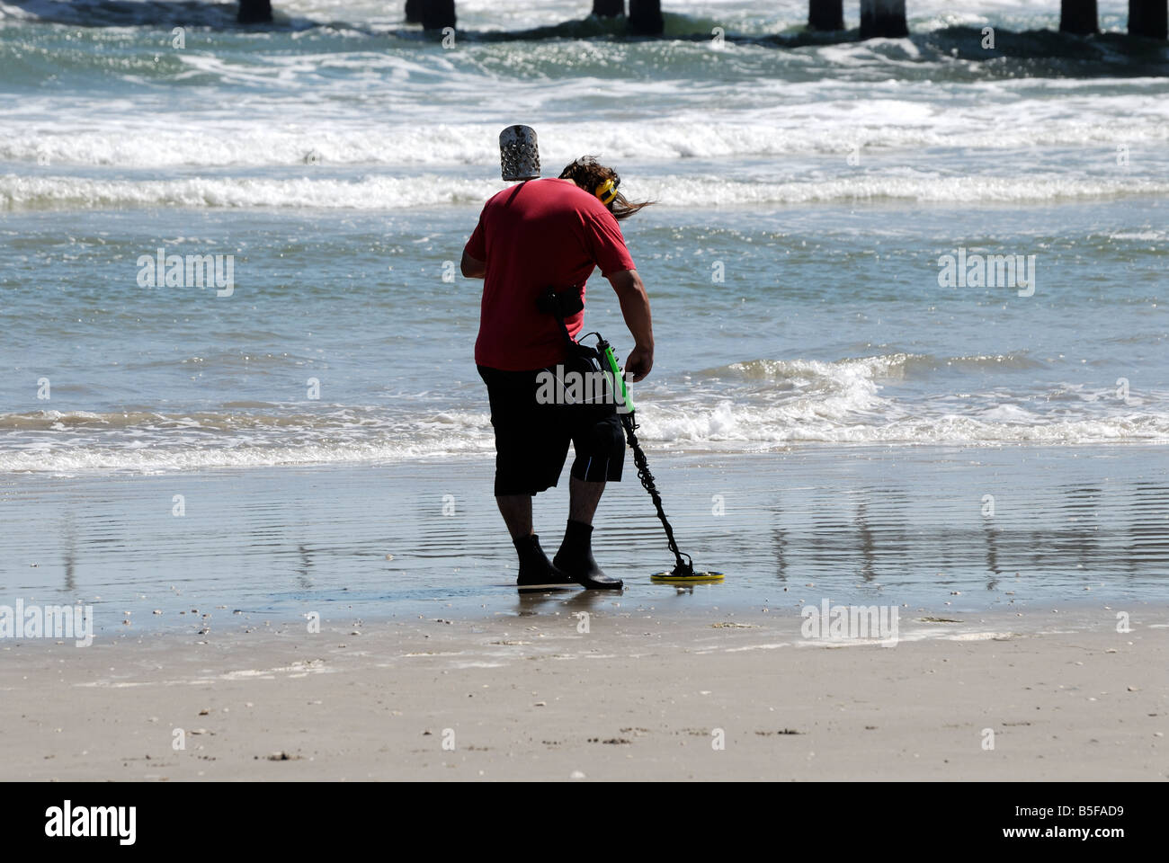 Mann mit metal detector -Fotos und -Bildmaterial in hoher Auflösung – Alamy