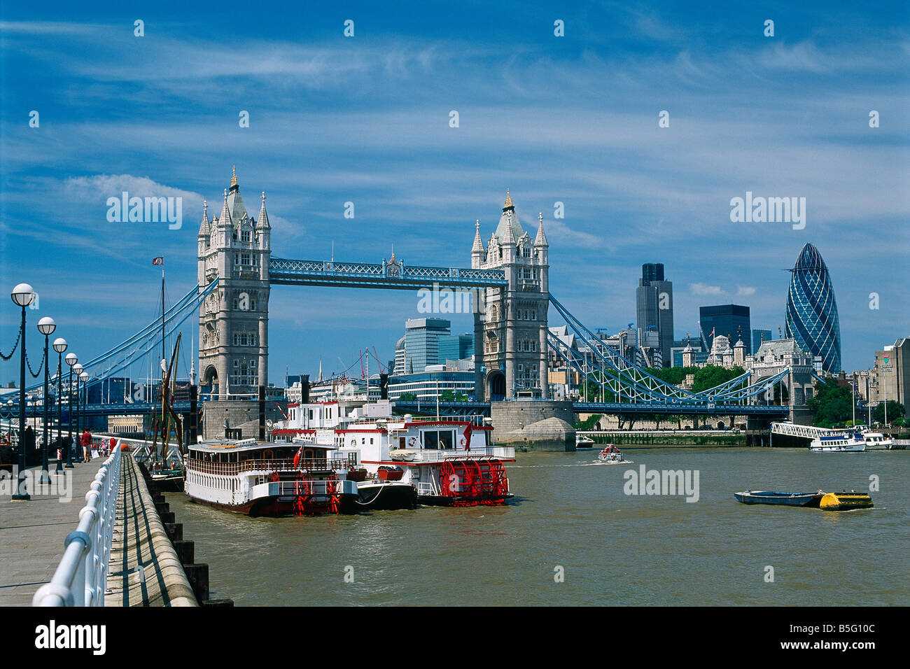 Iconic Symbol Of London Two Towers Bridge Fotos Und Bildmaterial In