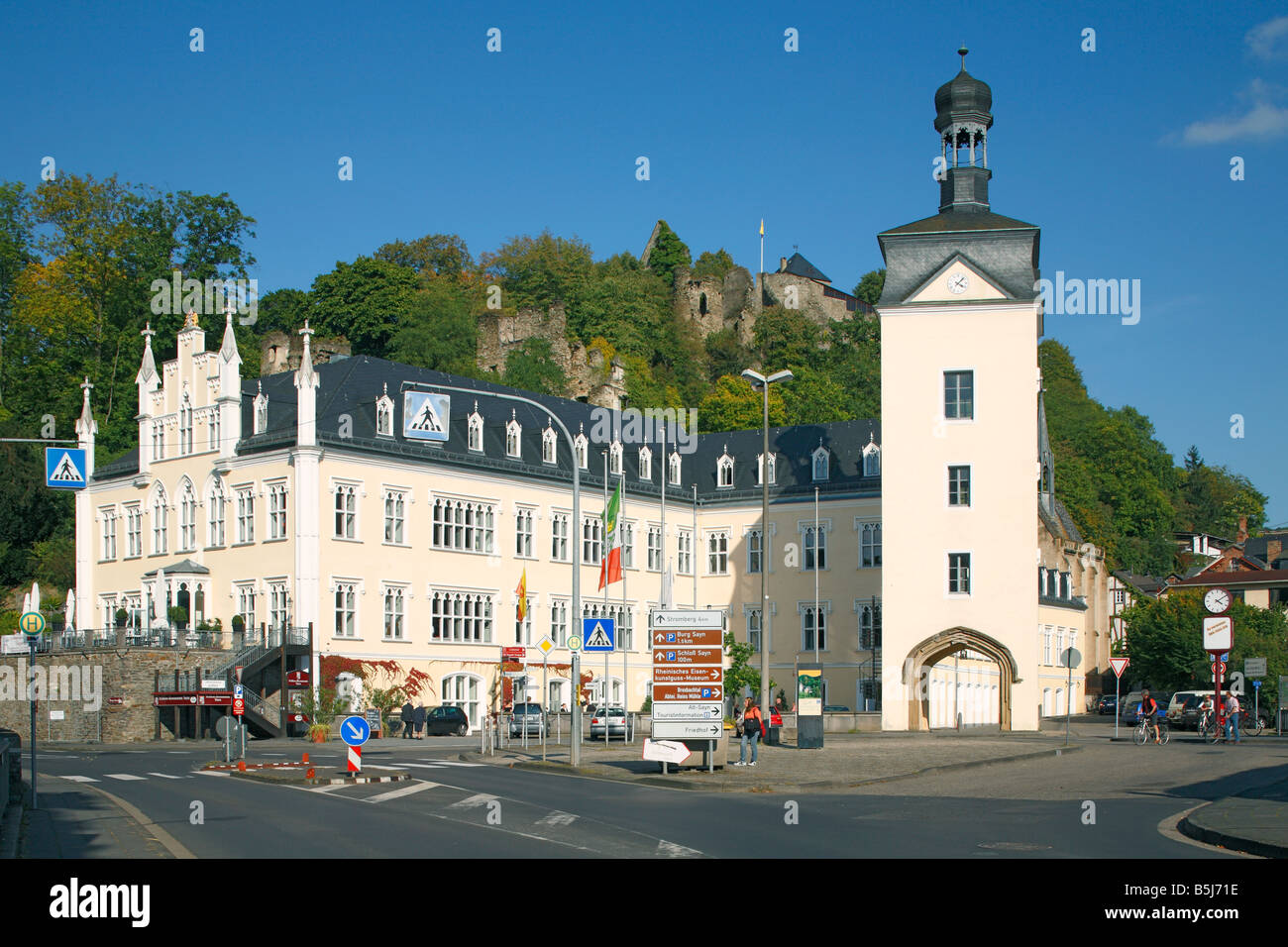 Schloss Sayn Und Burgberg Mit der Burgruine Sayn in Bendorf-Sayn, Rhein ...
