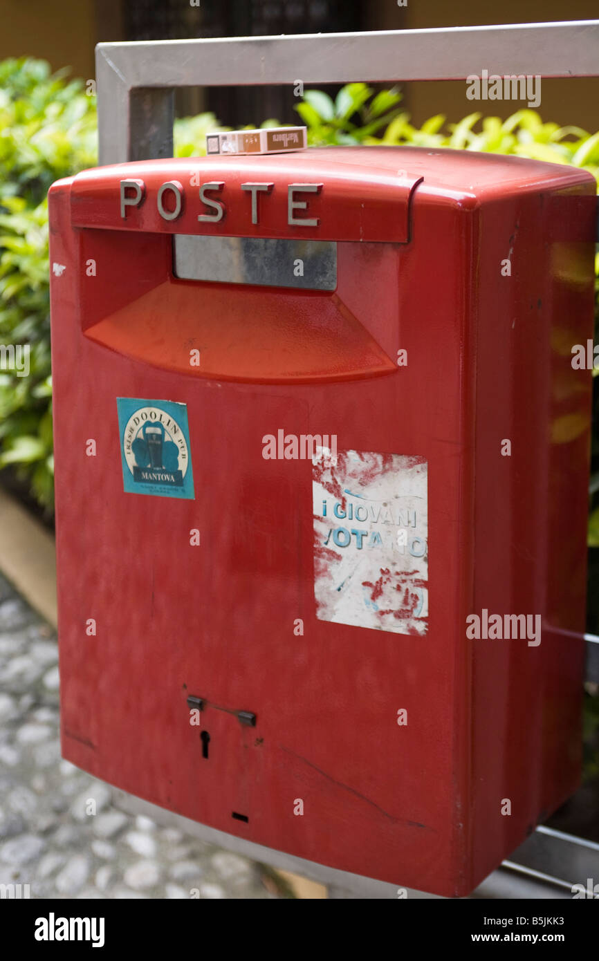 Postfach mit leeren Packung Marlboro an der Spitze Stockfotografie - Alamy