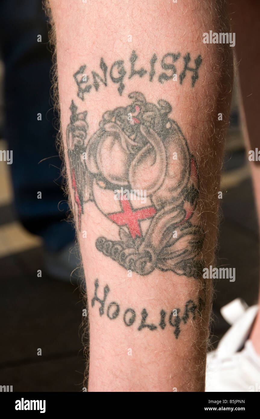 Englische Hooligans Tattoo am Bein des patriotischen Menschen, England ...
