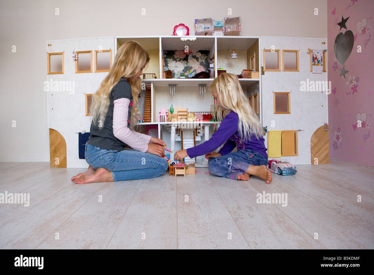Mit einer puppe spielen -Fotos und -Bildmaterial in hoher Auflösung – Alamy