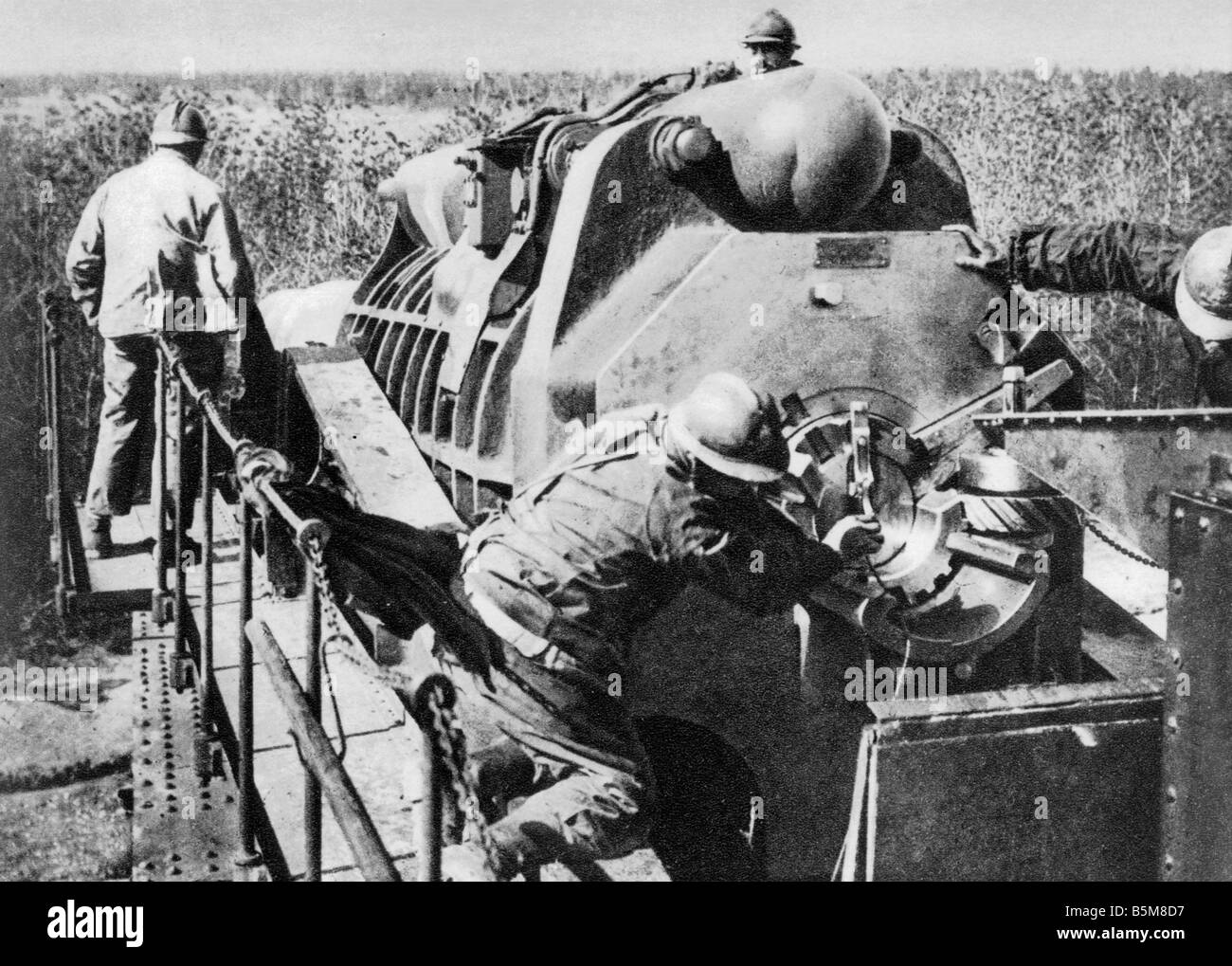 Auf eisenbahnen montierte artillerie -Fotos und -Bildmaterial in hoher ...