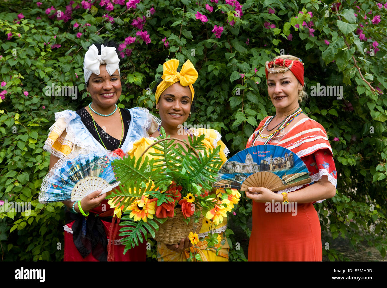 Kubanische Frauen in traditionellen Kleid Plaza de Armas Old Havana ...