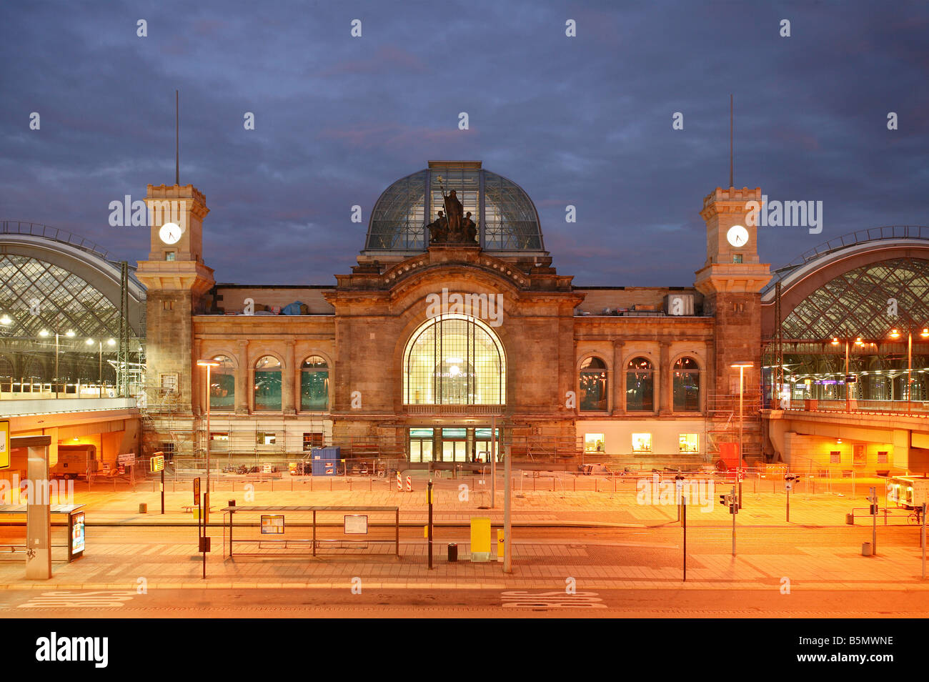 Der Hauptbahnhof in Dresden, Deutschland Stockfotografie - Alamy