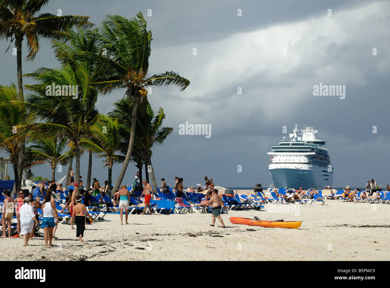 Kreuzfahrtschiff vom strand -Fotos und -Bildmaterial in hoher Auflösung ...