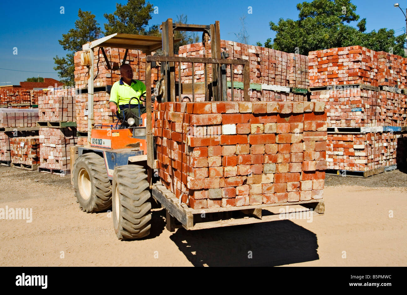 Forklift lifting bricks -Fotos und -Bildmaterial in hoher Auflösung – Alamy