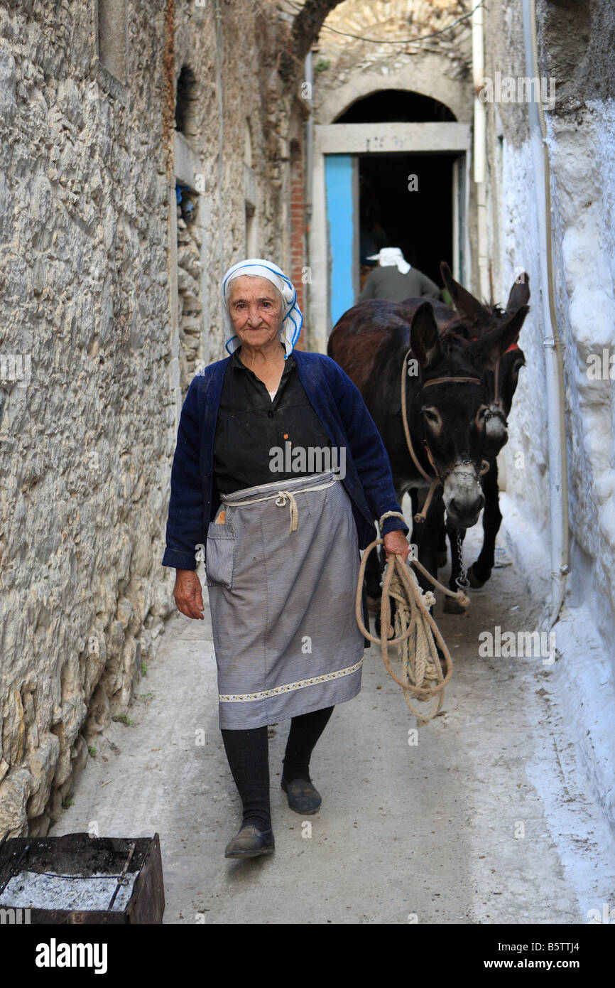 Alte Griechin mit Eseln in Pyrgi Dorf auf Chios Insel Griechenland ...