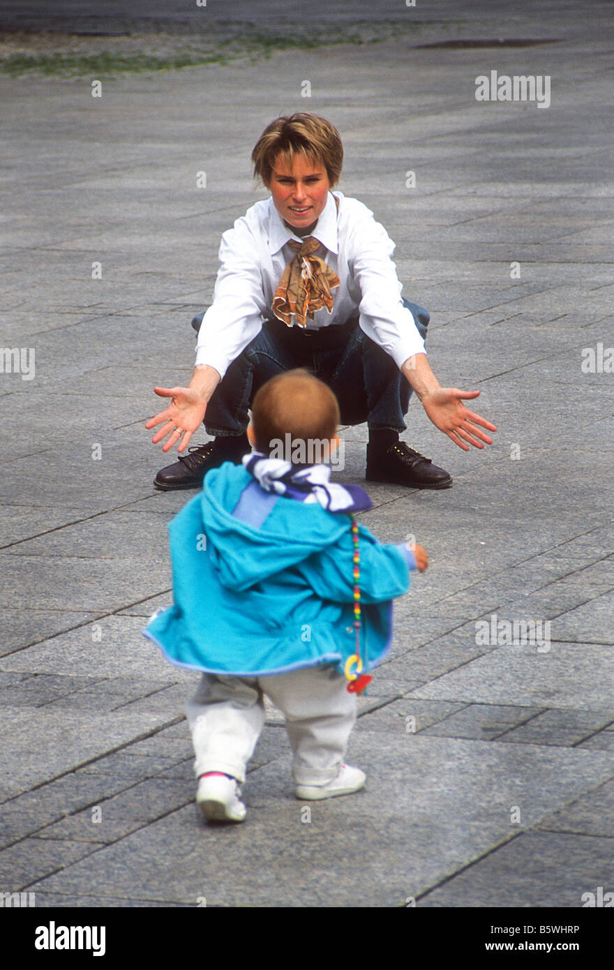Kind läuft in arme -Fotos und -Bildmaterial in hoher Auflösung – Alamy
