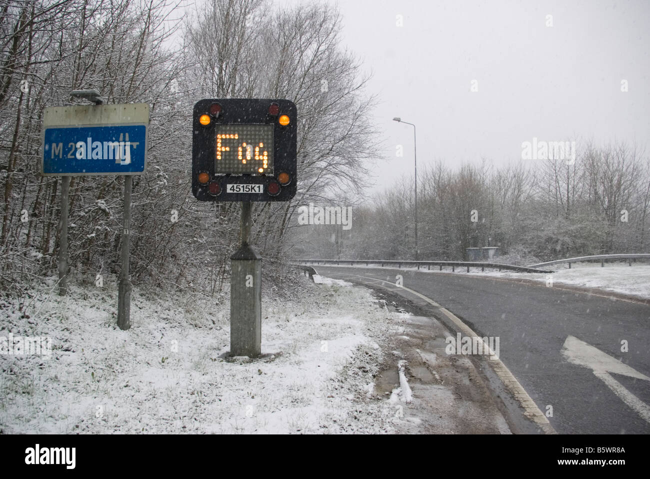Autobahn Nebel Road Traffic Sign in den Schnee im Winter ...
