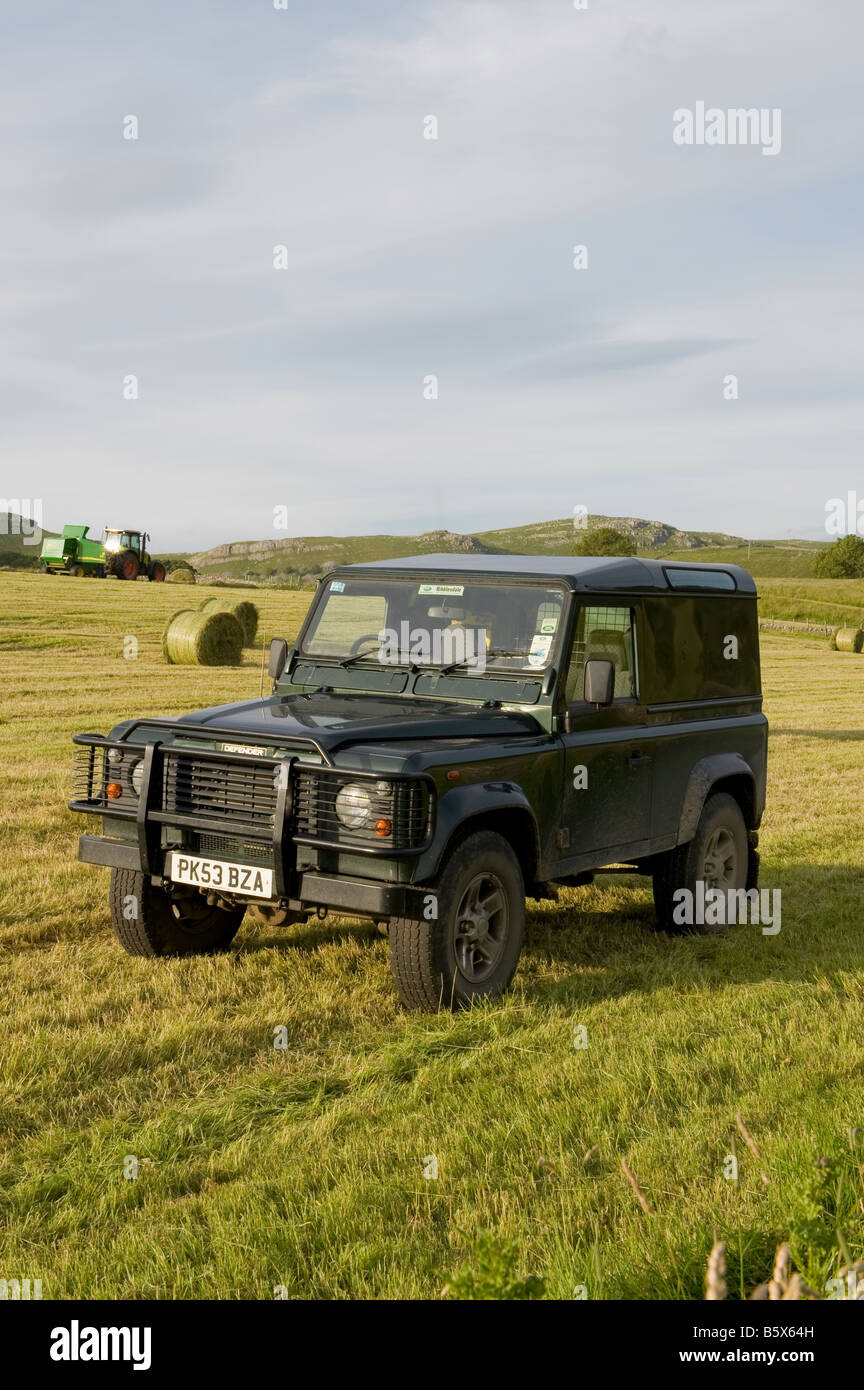 Land rover in einem feld -Fotos und -Bildmaterial in hoher Auflösung ...