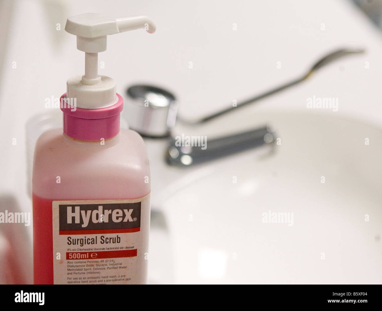 Chirurgische schrubben und waschen Becken in einem Krankenhaus NHS in ...