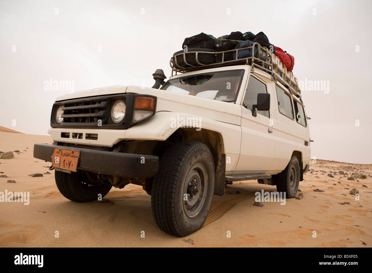 Allradantrieb mit der Sonne durch die Wolken bricht. Der Norden der ...