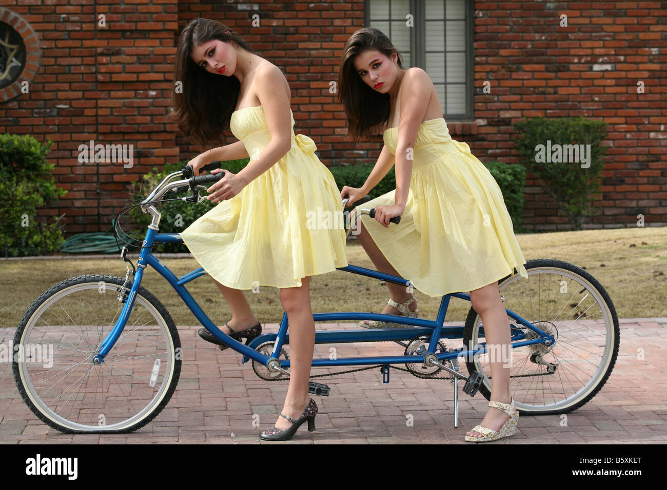 Tandem fahrrad -Fotos und -Bildmaterial in hoher Auflösung – Alamy