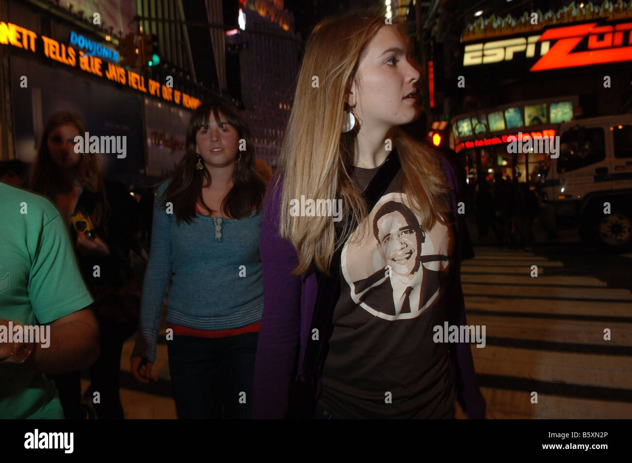 Tausende von Barack Obama-Fans sehen die Wahlergebnisse am Times Square ...