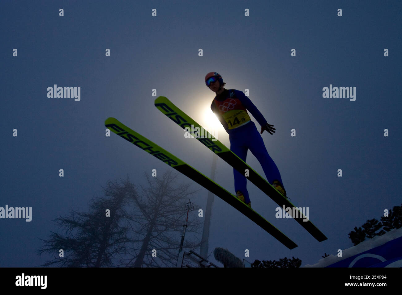 Silhouette des skispringers -Fotos und -Bildmaterial in hoher Auflösung ...