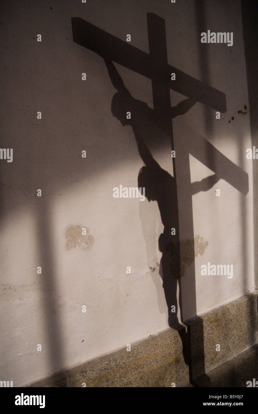 Doppel Schatten einer Statue, die Jesus den gekreuzigten Christus am Kreuz, Benediktinerkloster ...