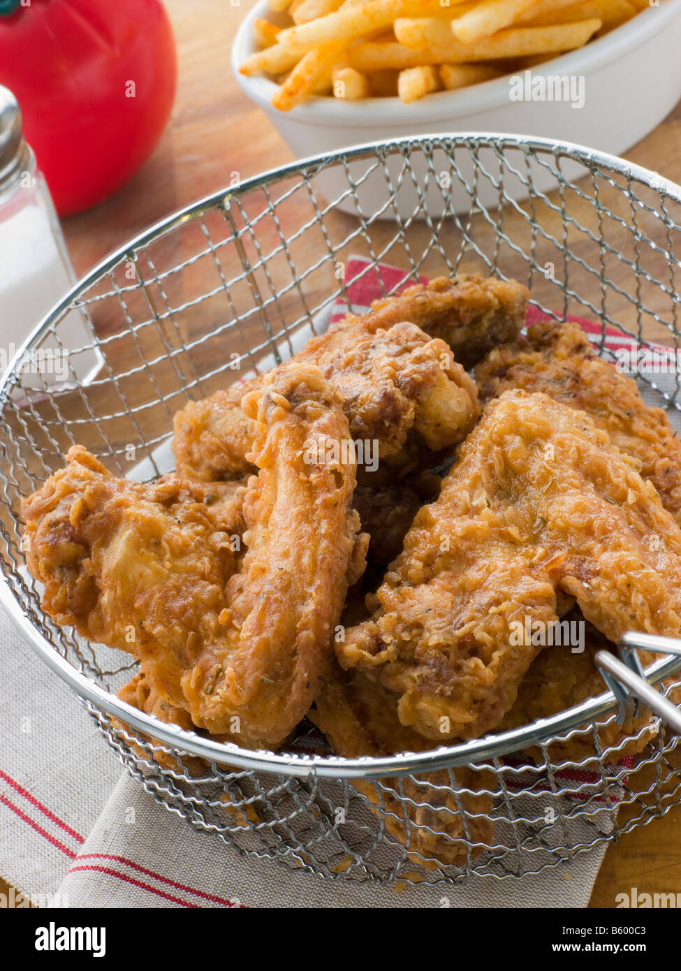 Gebratenes huhn und pommes frites -Fotos und -Bildmaterial in hoher ...