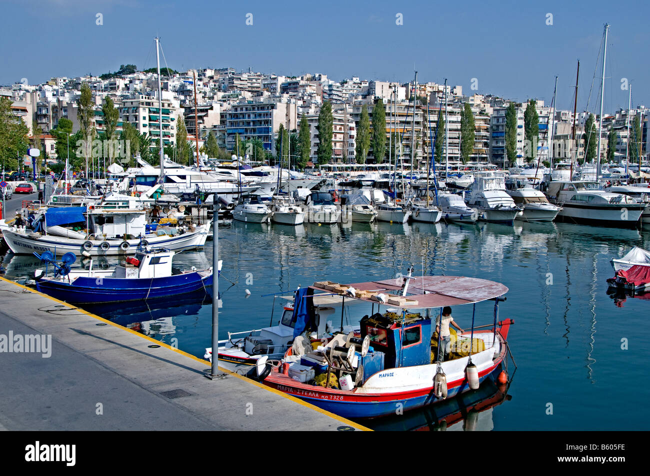 Alter fischerhafen athen piräus -Fotos und -Bildmaterial in hoher ...