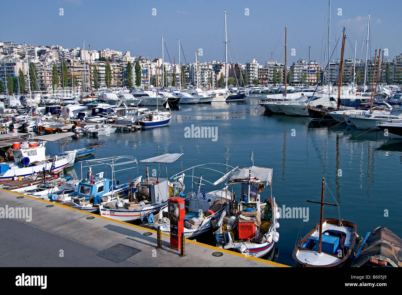 Alter fischerhafen athen piräus -Fotos und -Bildmaterial in hoher ...