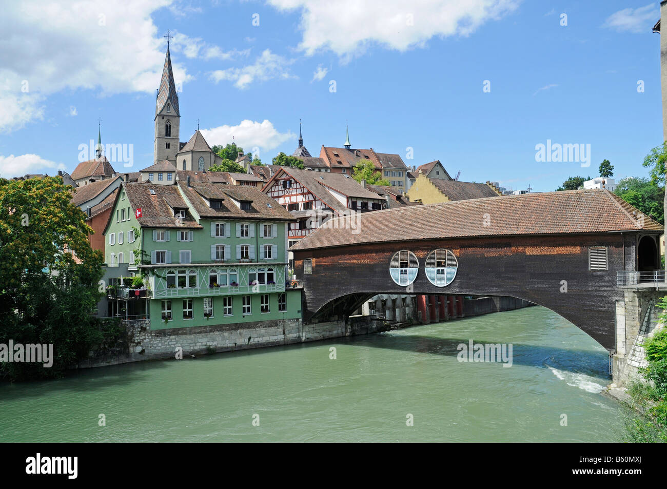 Hölzerne Brücke über die Limmat in Richtung Altstadt und eine Kirche in ...