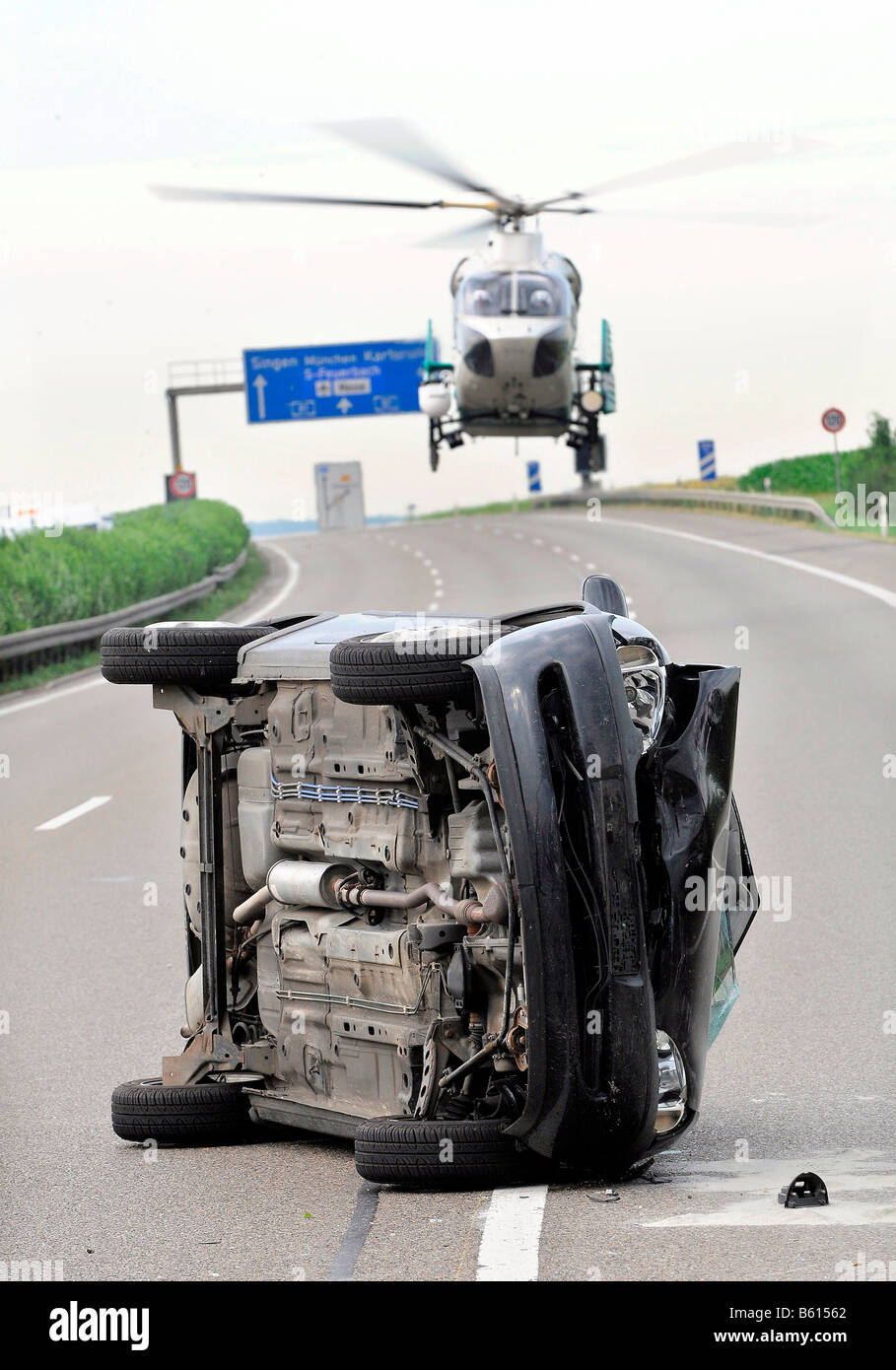 Unfall auf der Autobahn, Auto auf seiner Seite, Polizei-Hubschrauber ...