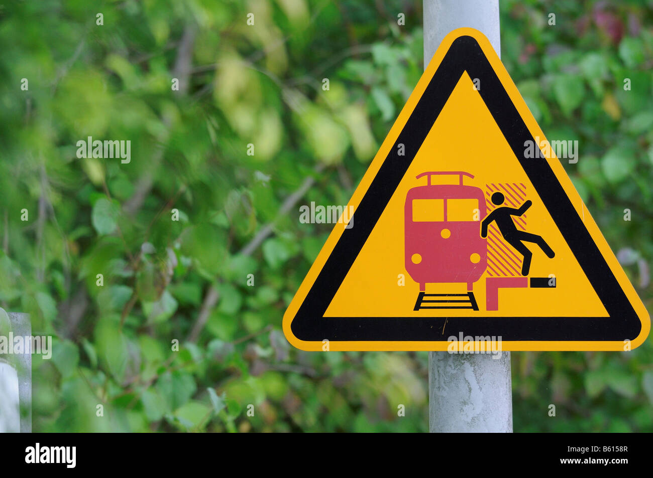 Warnschild bahn bahnsteig -Fotos und -Bildmaterial in hoher Auflösung ...