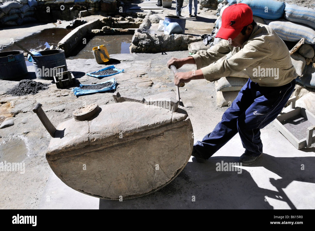 Kind Arbeit, 14 jährige junge Schleifen Stein mit Eisenerz, Zinn, Zink ...