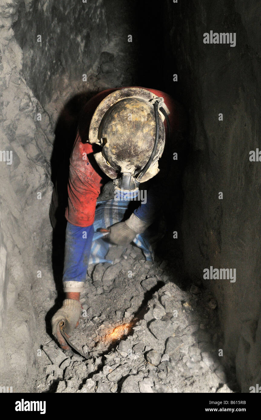 Mining tunnel mit bergleuten arbeiten potosi bolivien -Fotos und ...