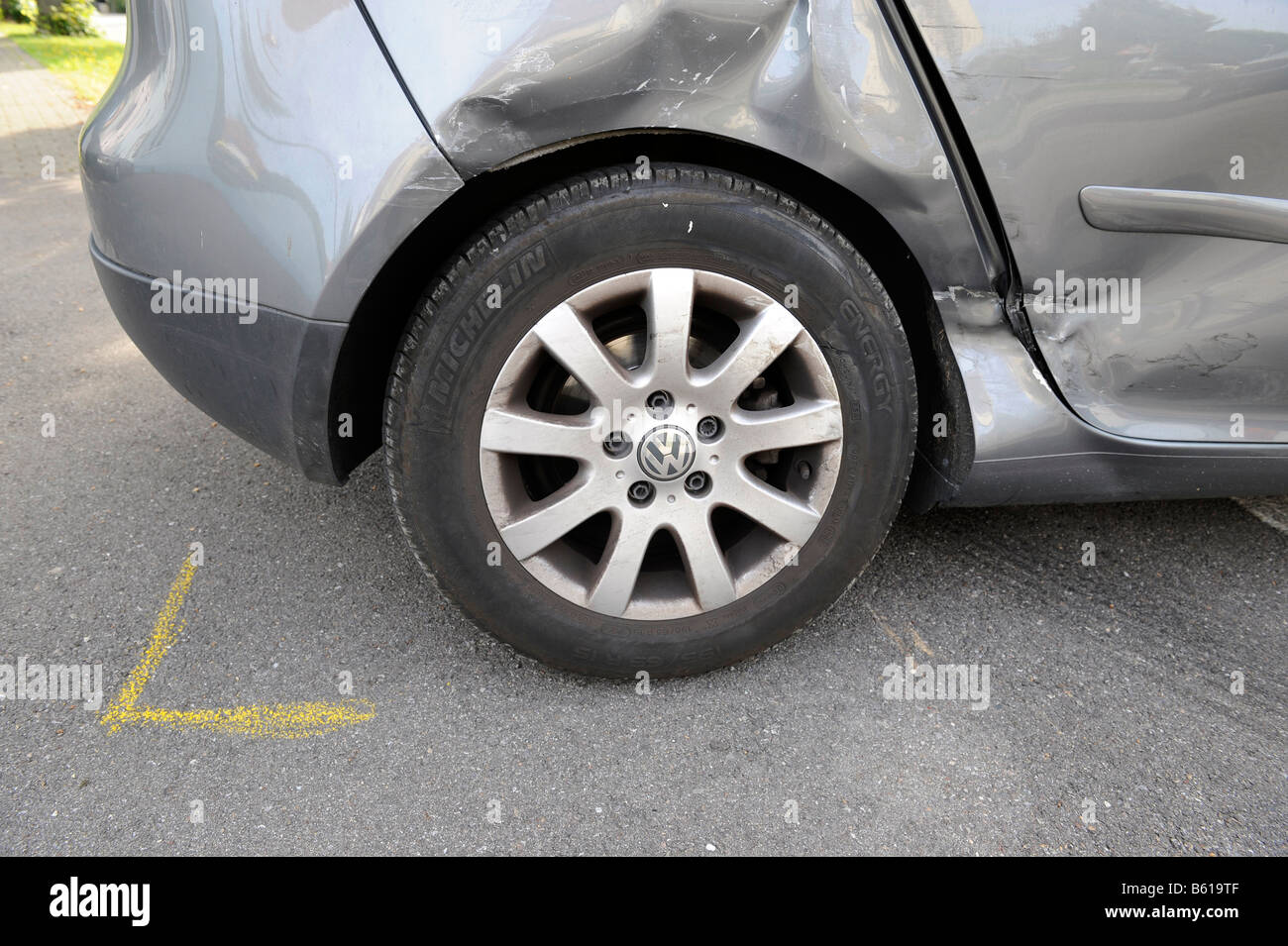 Unfallschäden auf ein VW Golf V, Detail, Kreidestriche der Polizei den ...