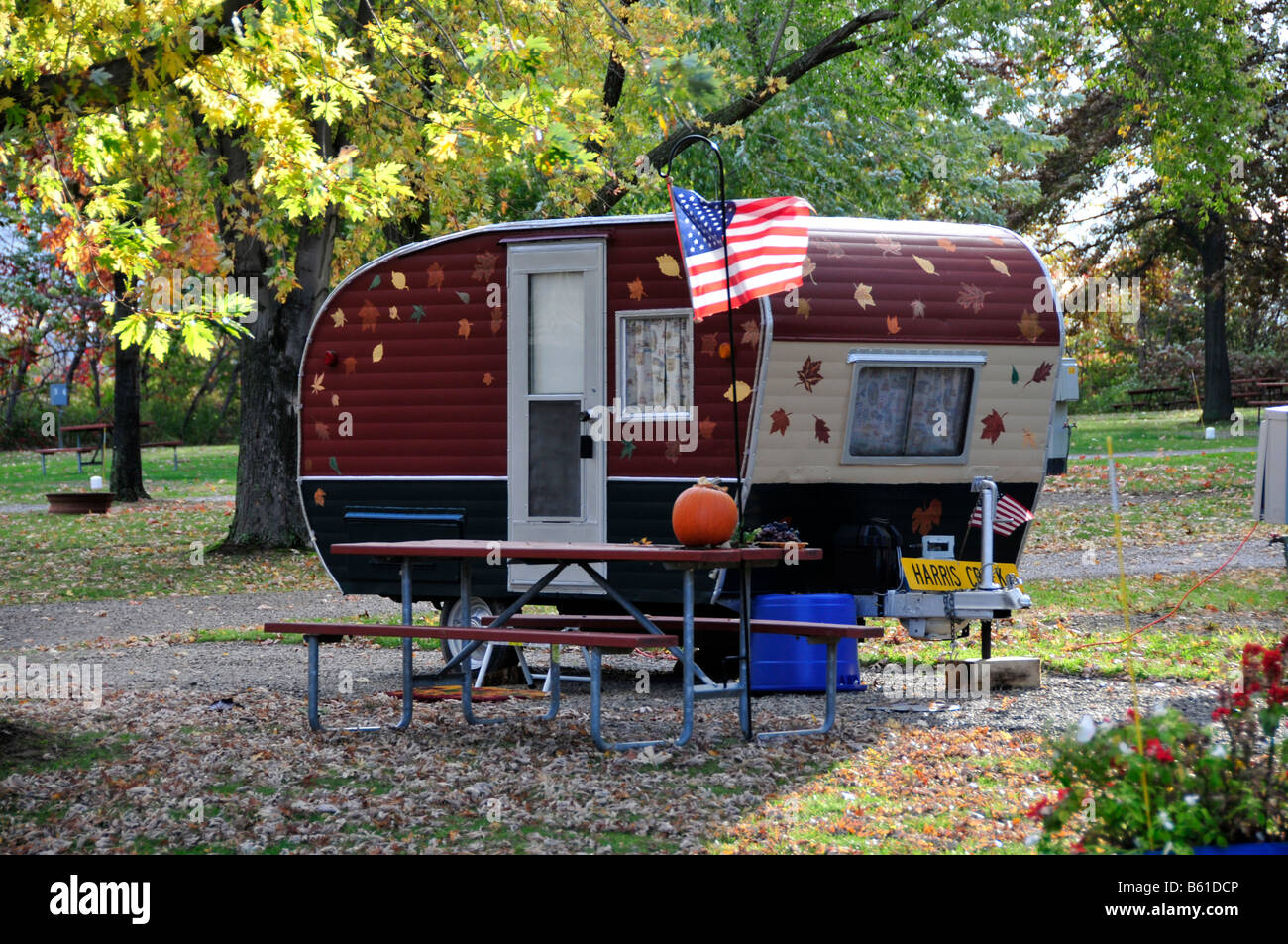 Pariotic alten Wohnwagen auf Campingplatz mit amerikanischen Flagge ...
