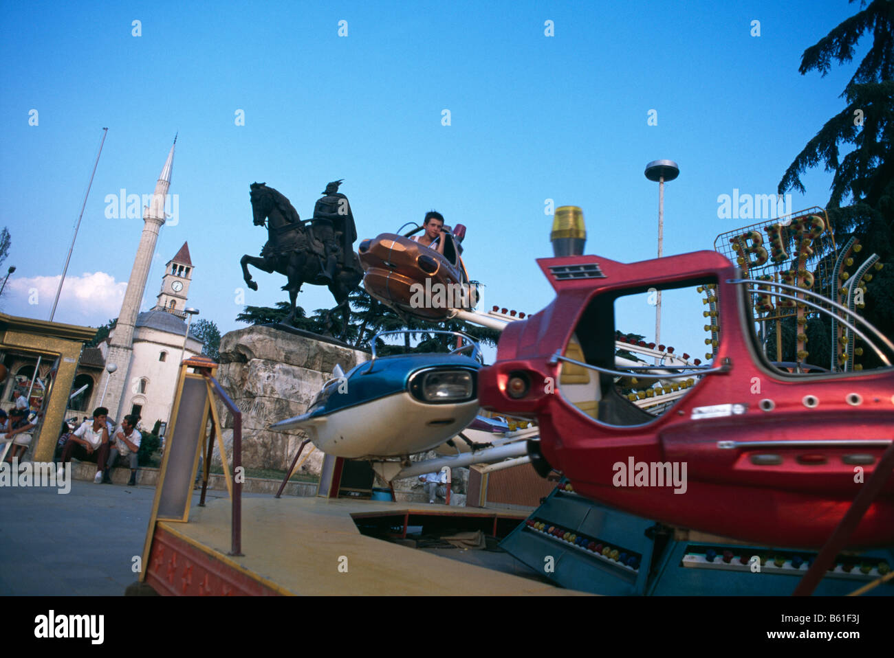 Et'hem Bay Moschee und Statue von Skanderbeg in Skanderbeg Square ...