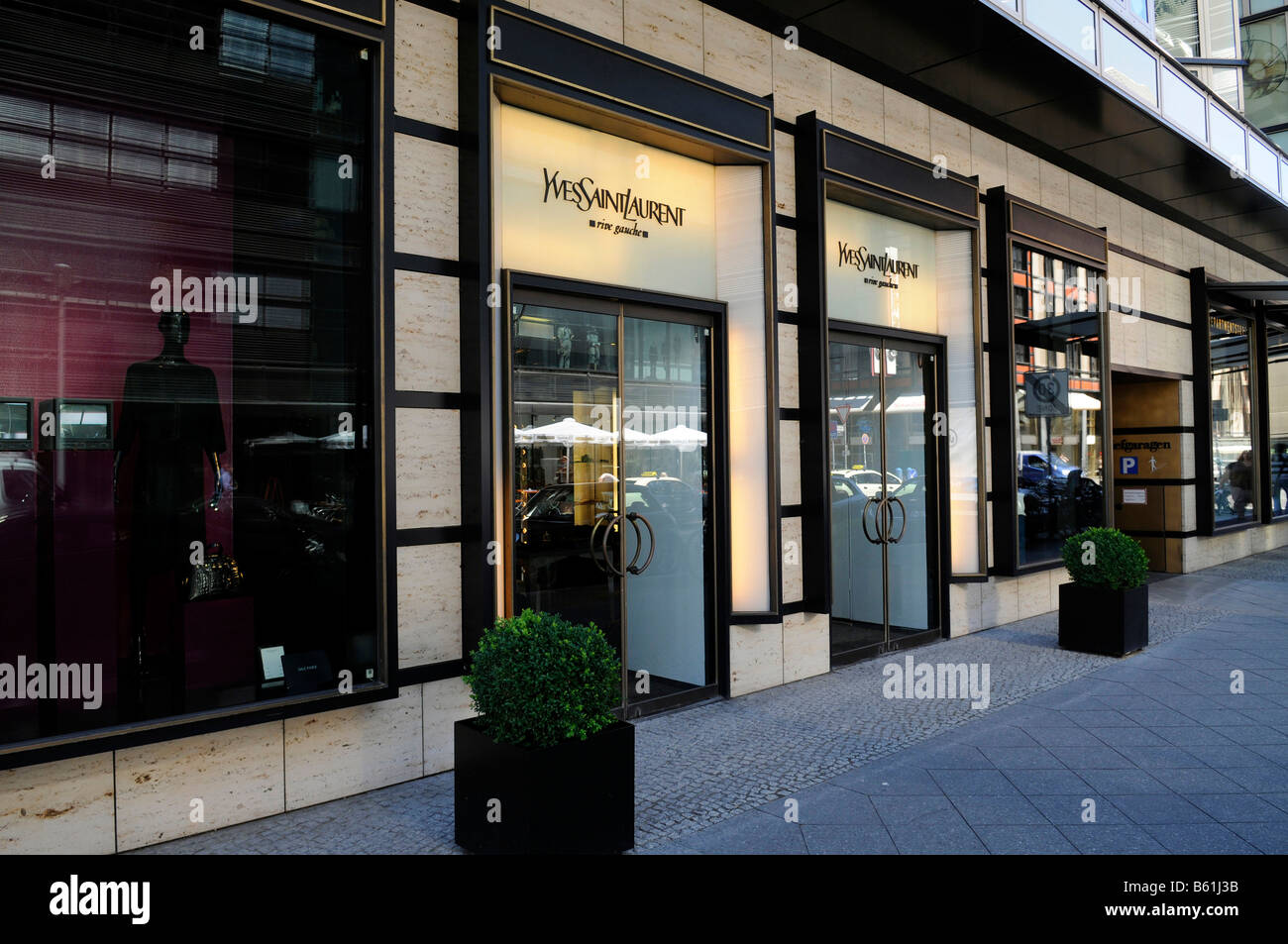 Yves Saint Laurent Store Stockfotos & Yves Saint Laurent Store Bilder ...