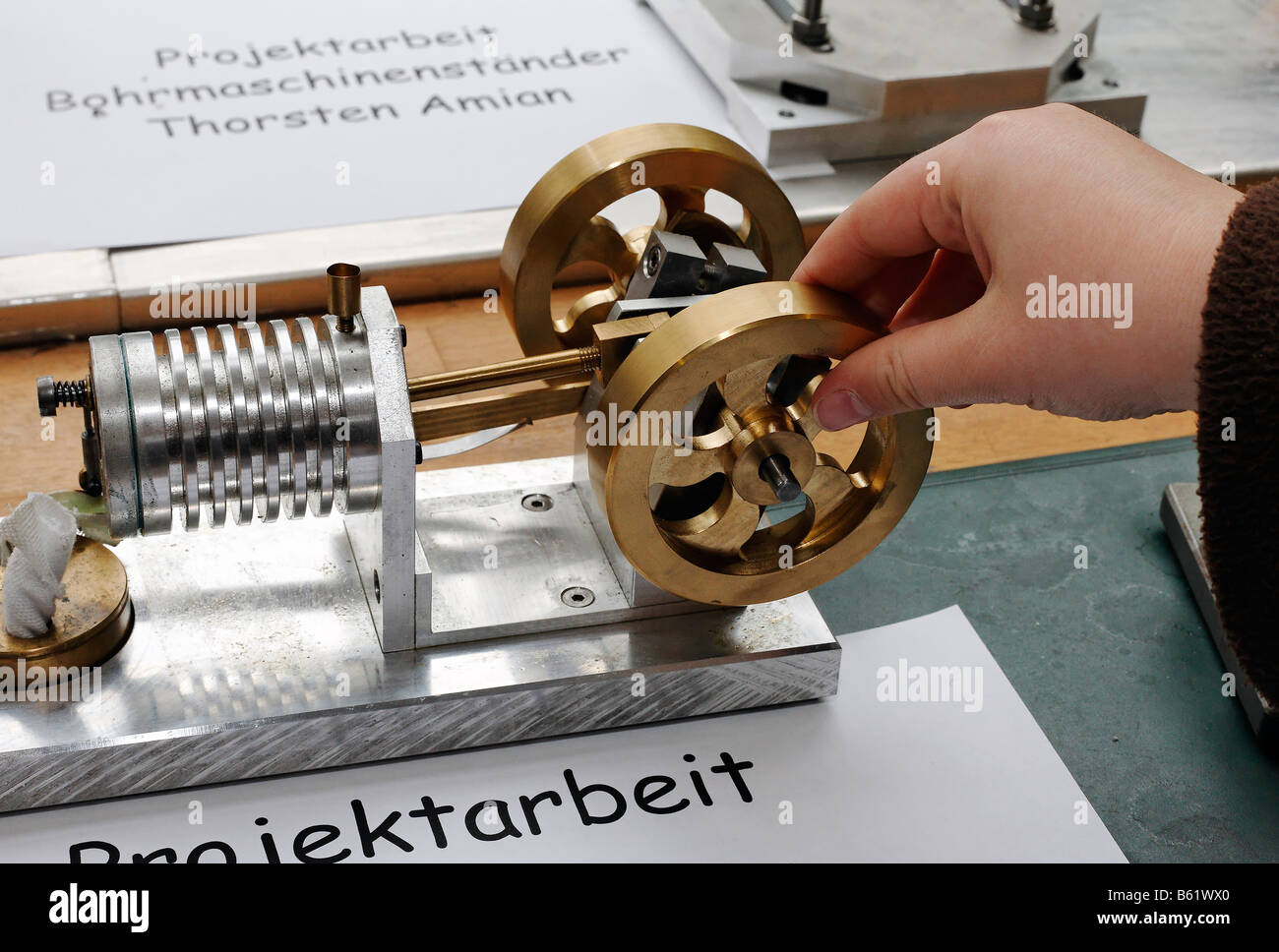 Des Kindes Hand drehen eine Rad auf einen kleinen Motor, Projekt ...