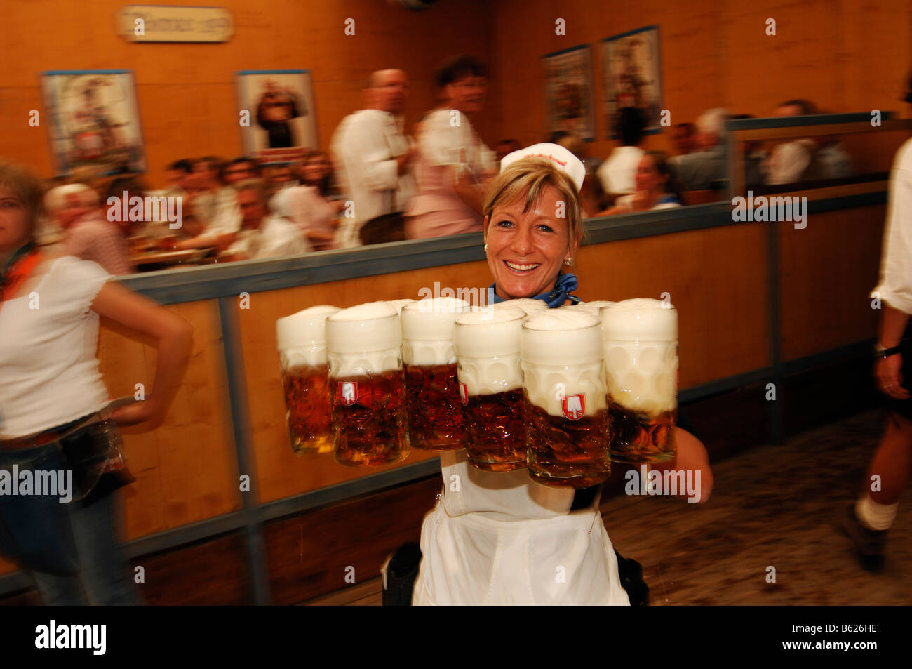Oktoberfest kellnerin tragen -Fotos und -Bildmaterial in hoher ...