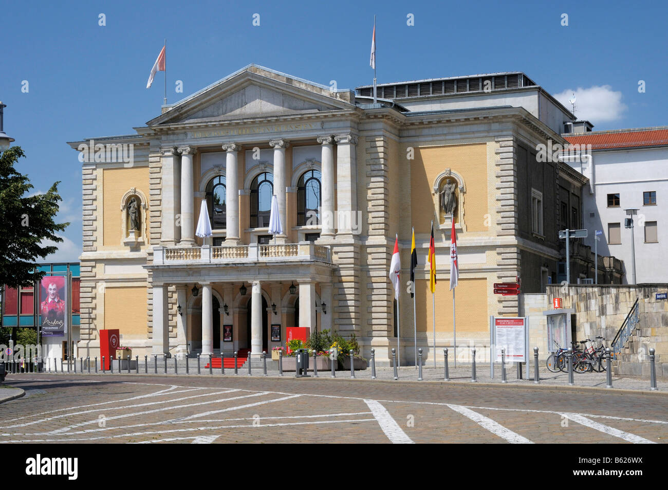 Opernhaus halle -Fotos und -Bildmaterial in hoher Auflösung – Alamy
