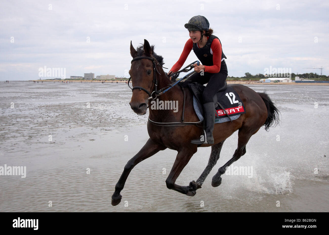 Galoppierender jockey -Fotos und -Bildmaterial in hoher Auflösung – Alamy