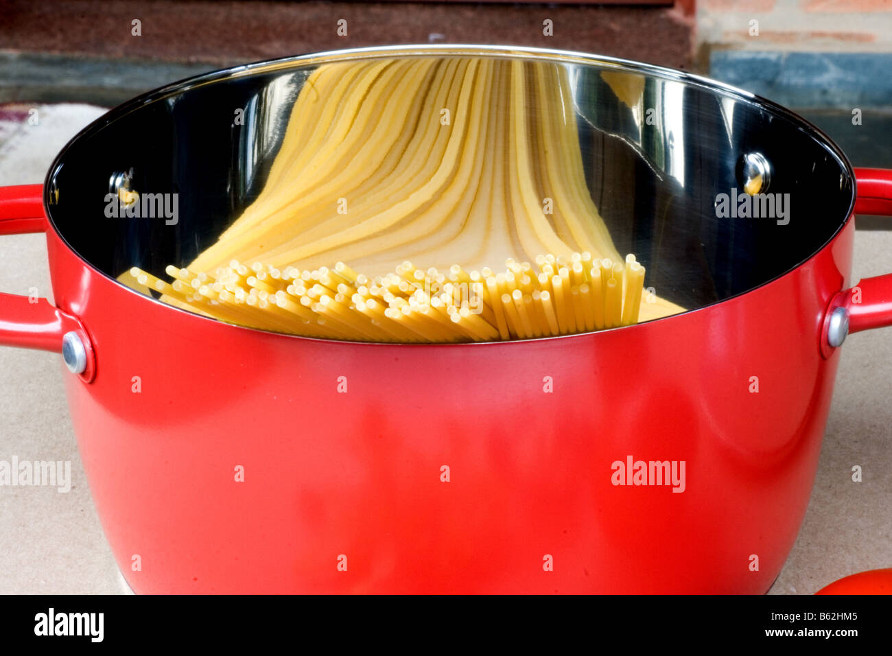 Reflexion topf -Fotos und -Bildmaterial in hoher Auflösung – Alamy