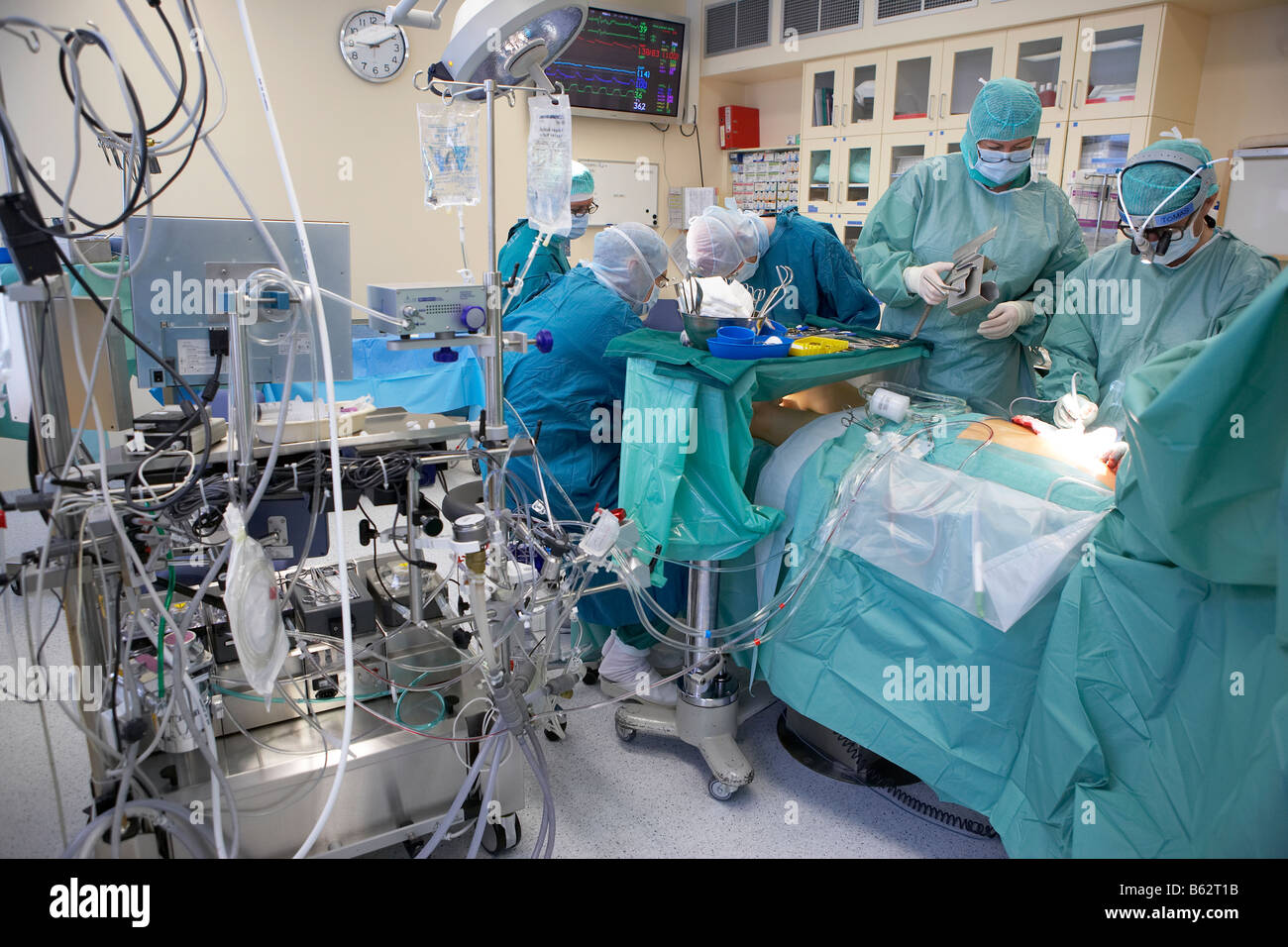 Team von Chirurgen durchführen bypass-Operation am Herzen, Reykjavik ...
