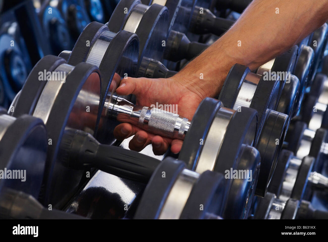 Eine hantel in einer hand halten -Fotos und -Bildmaterial in hoher ...