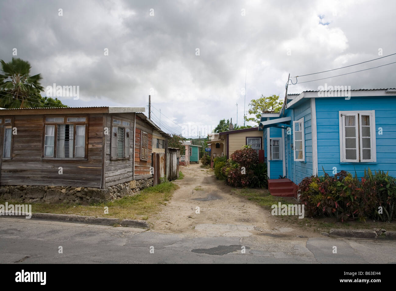 Typische Hütten in Slums in Barbados am Stadtrand von Bridgetown ...