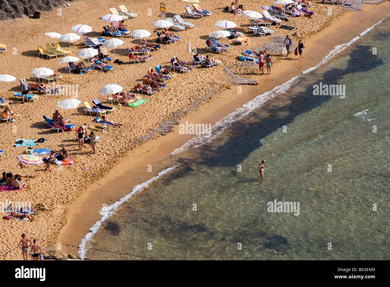 Mediterrane sandige sandschirme schwimmen -Fotos und -Bildmaterial in ...