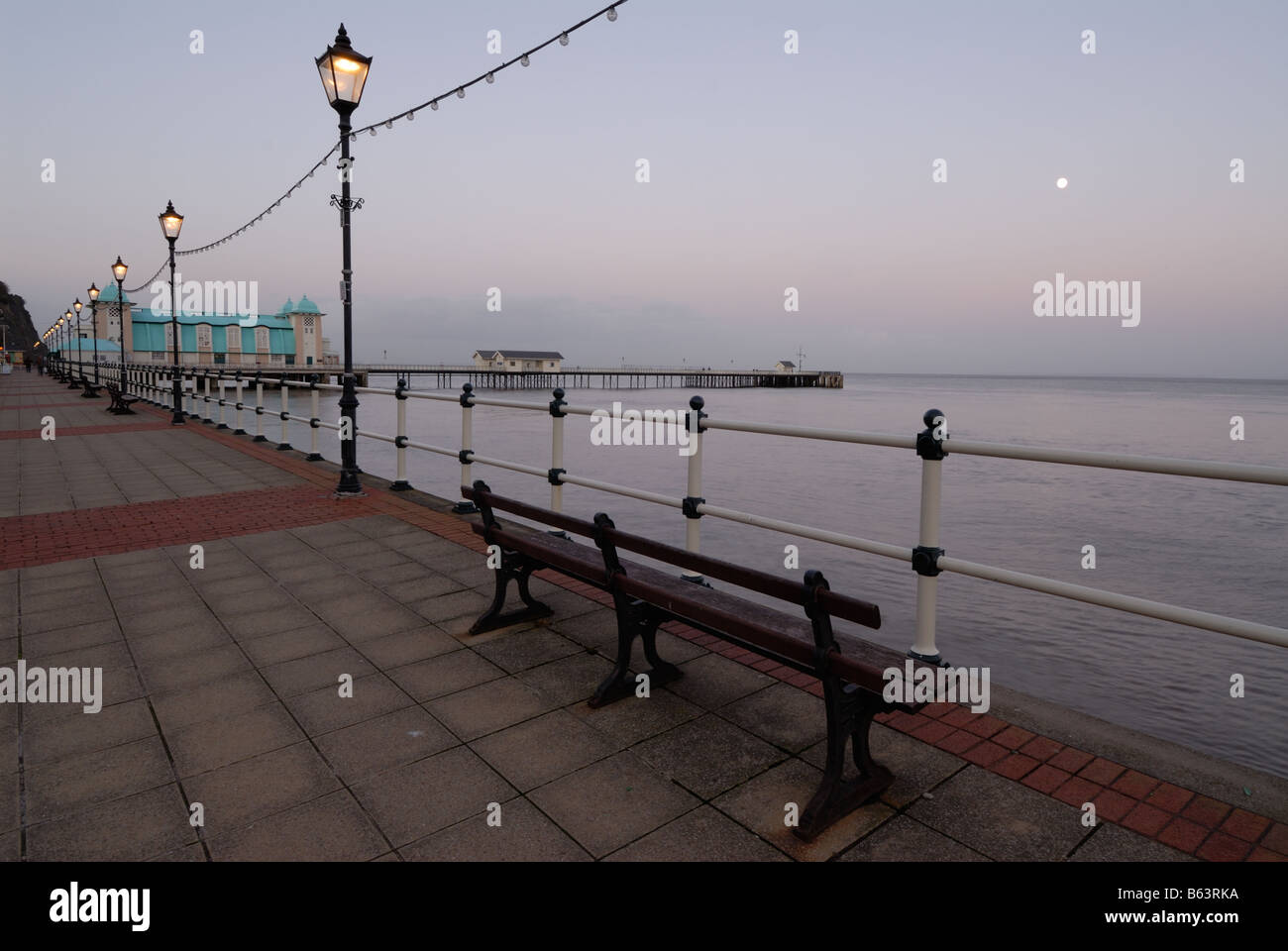 Penarth pier bench seat -Fotos und -Bildmaterial in hoher Auflösung – Alamy