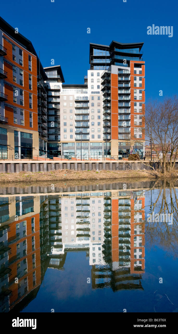 Whitehall Waterfront spiegelt sich in den Fluss Aire Leeds UK ...