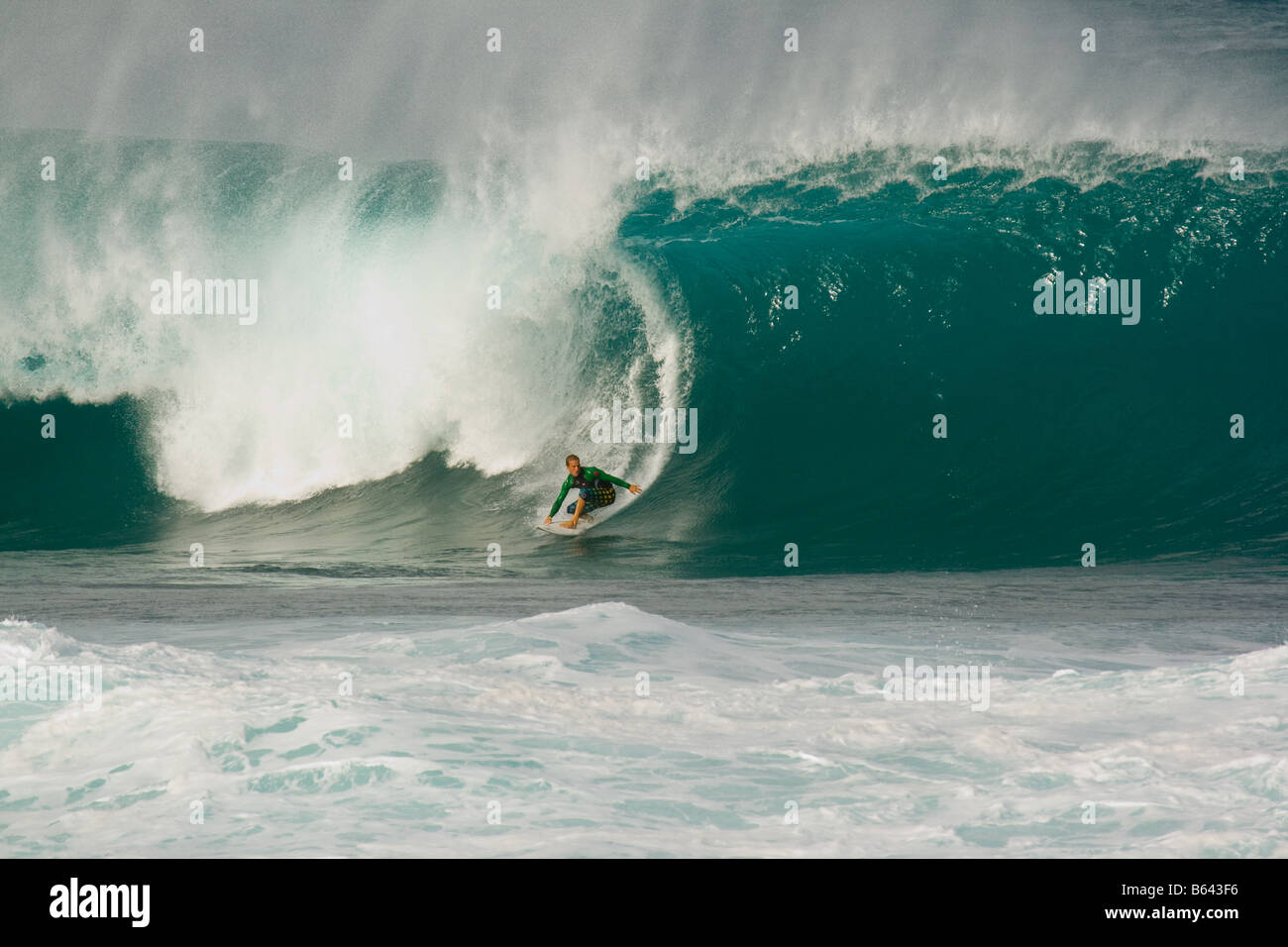 Surfer reiten riesige Welle, Pipeline, North Shore, Oahu, Hawaii ...