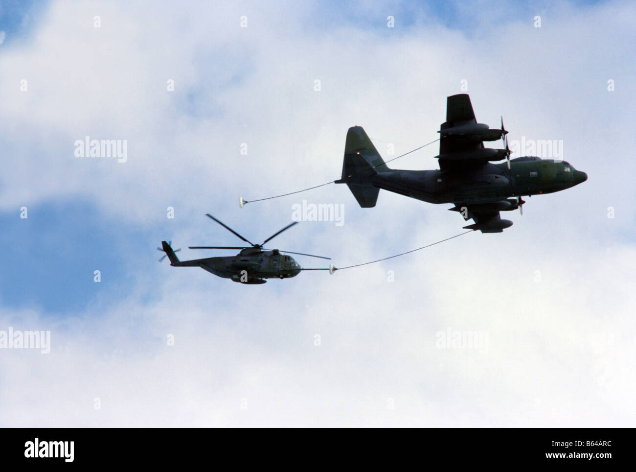 US-Luftwaffe KC 130 Tankstellen Tanker tankt Jolly Green Giant ...