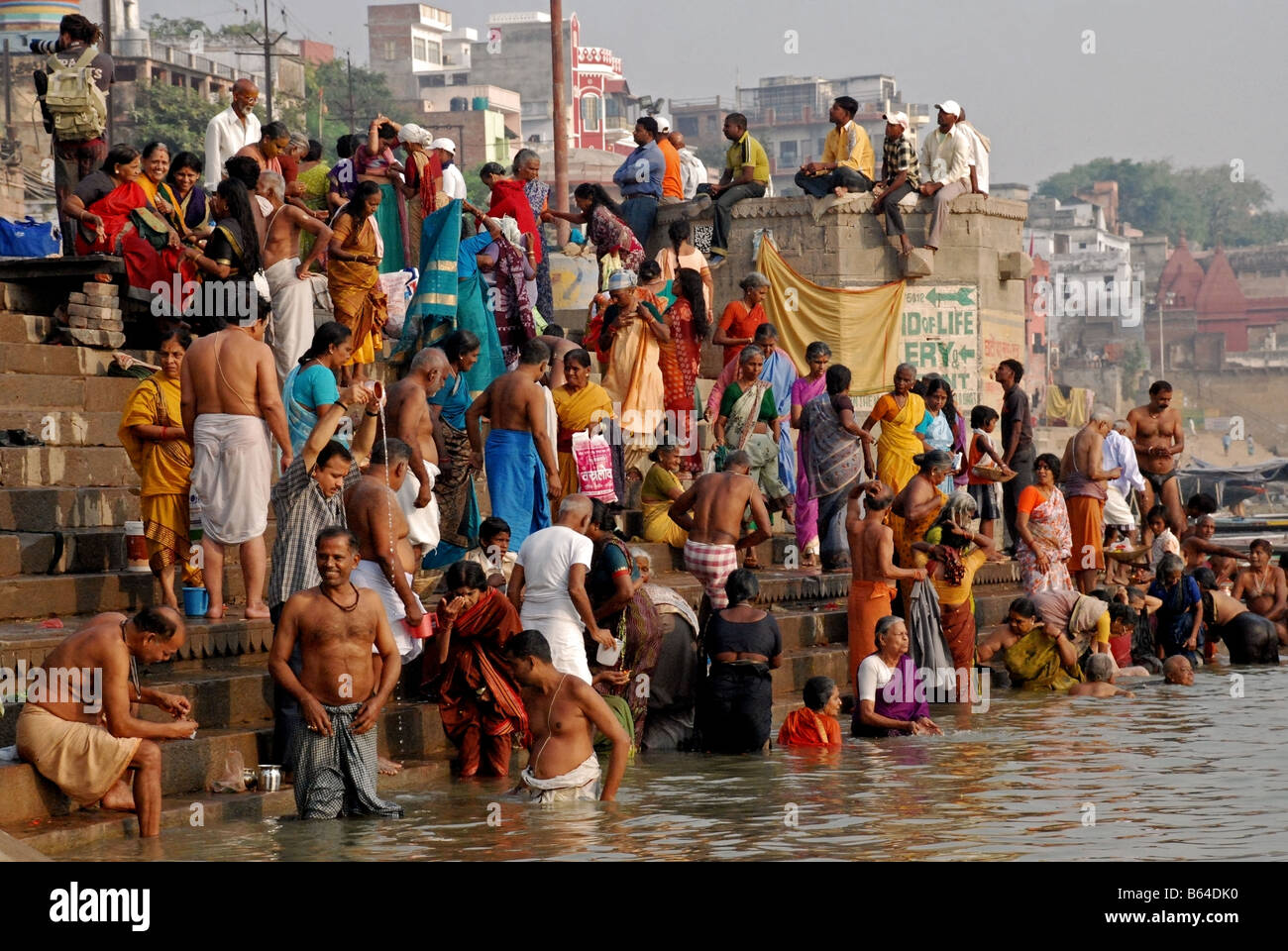 Menge Baden im Ganges, Varanasi, Indien Stockfotografie - Alamy